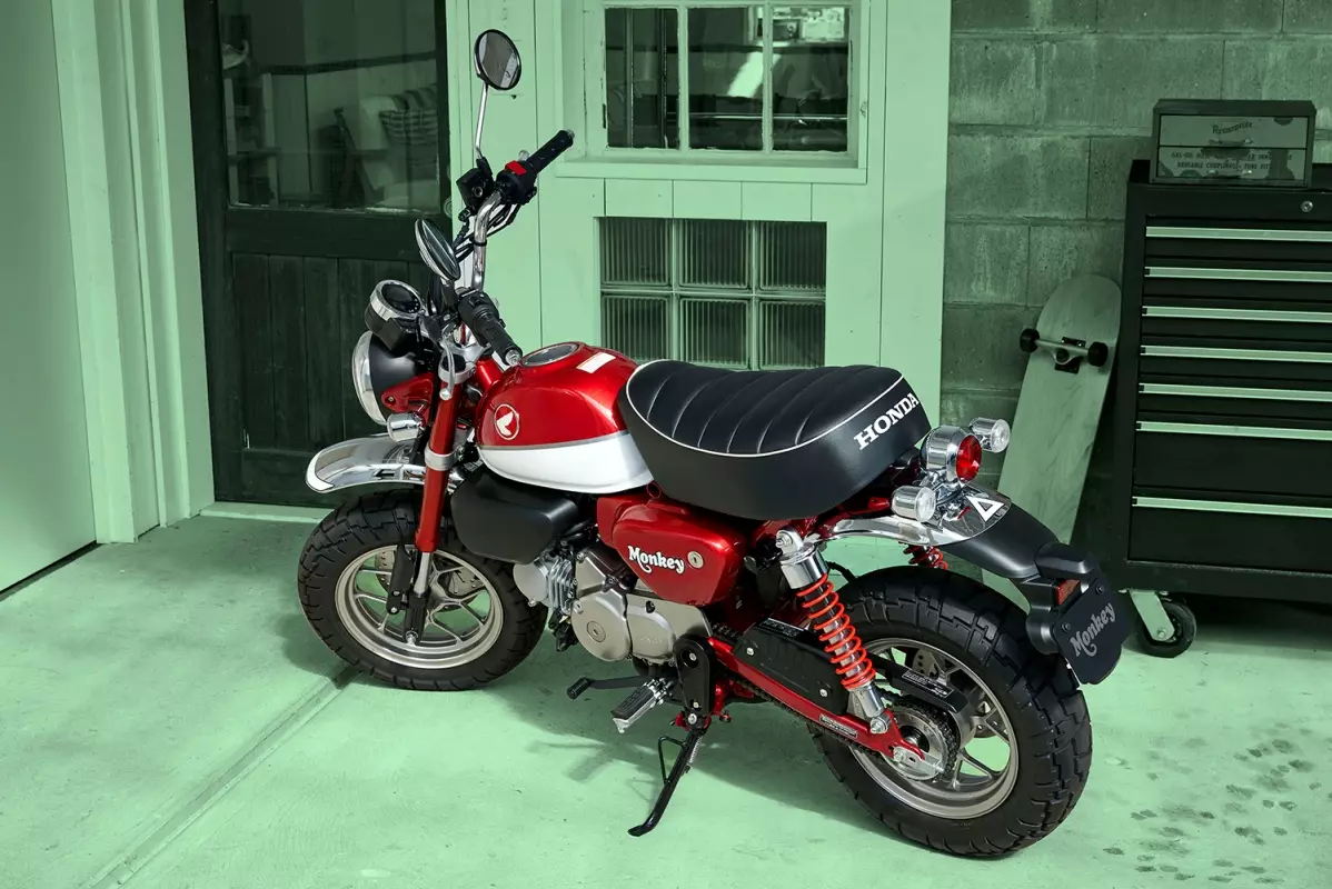 Motocicleta Honda Monkey Bike roja