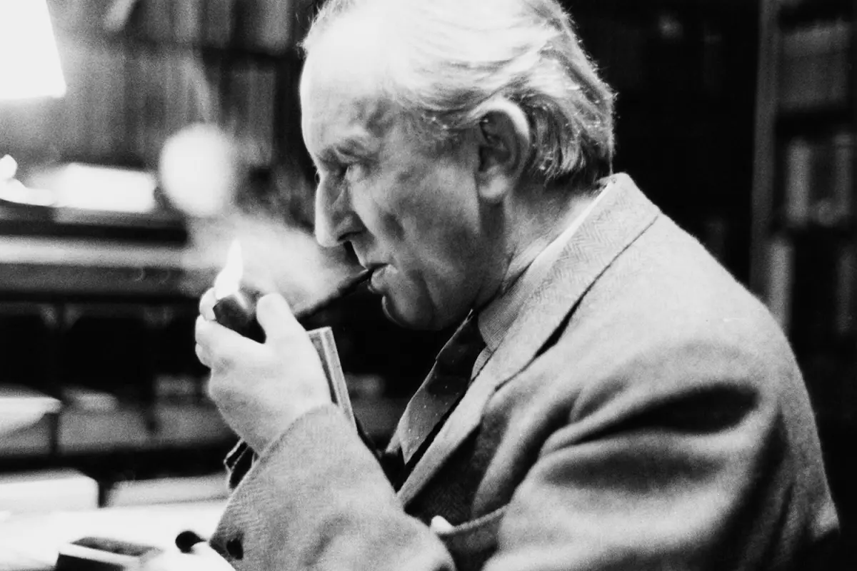 J.R.R. Tolkien na-ese anwụrụ na Oxford na Disemba 1955, afọ ole na ole ka ọ dechara nsụgharị ya