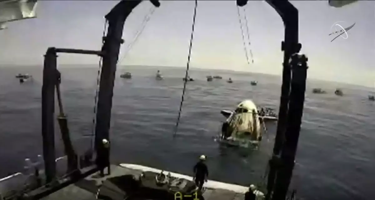 NASAの宇宙飛行士がクルードラゴンで安全に地球に帰還