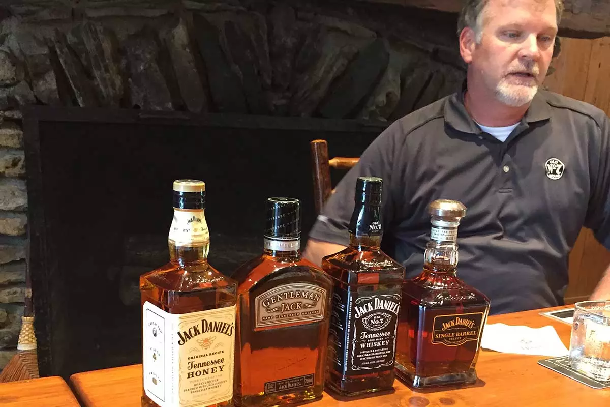 L'ex Master Distiller di Jack Daniel's Jeff Arnett nel 2015