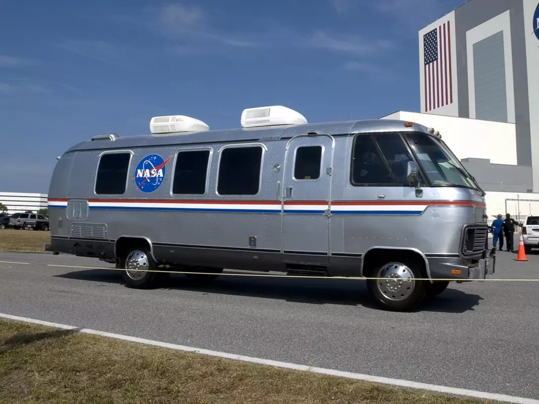 De NASA Astrovan, in Airstream-motorhome útrist om astronauten nei it lansearplak te bringen, stil sittend op in dyk