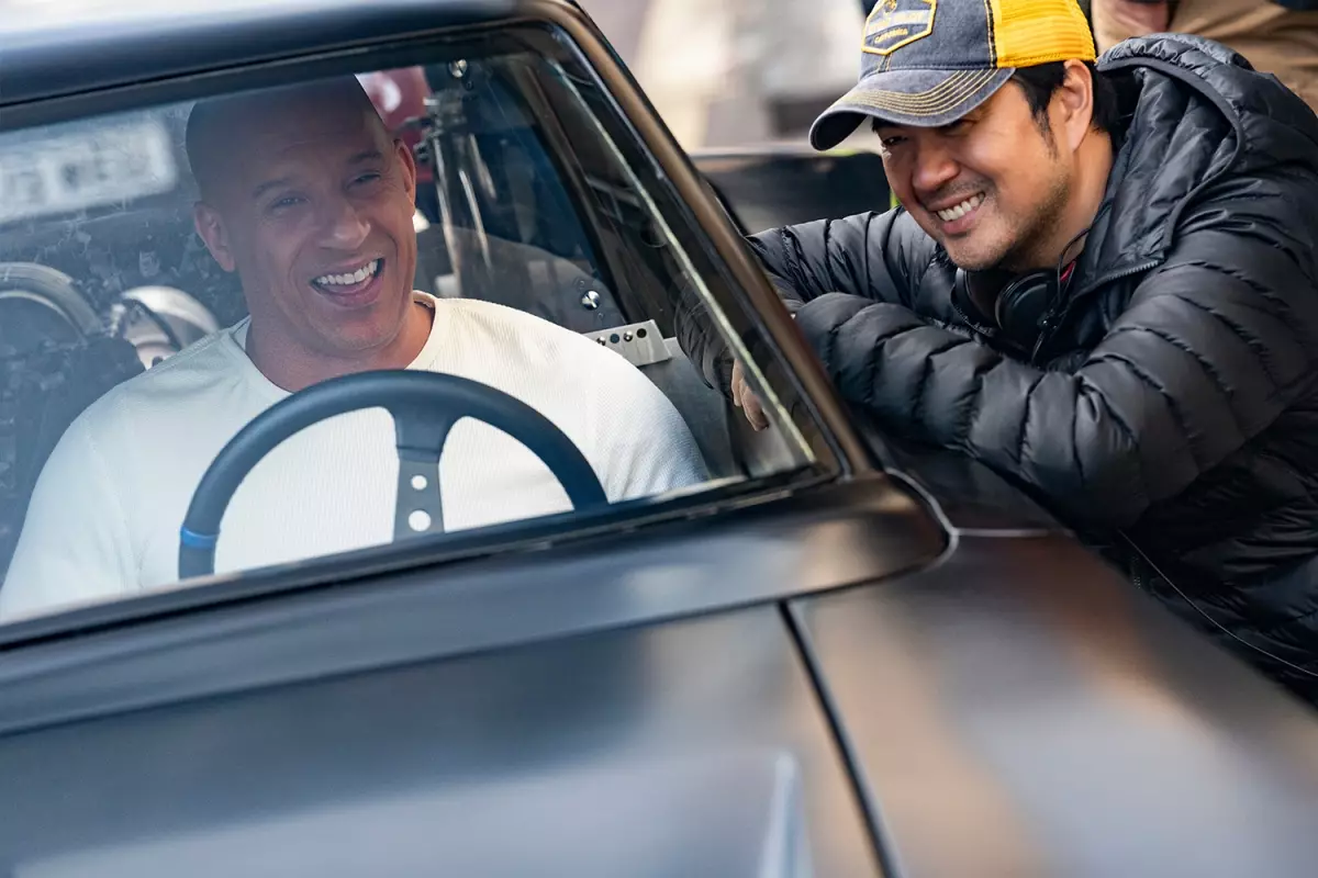 Vin Diesel como Dom y el coguionista y director Justin Lin en el set de F9.