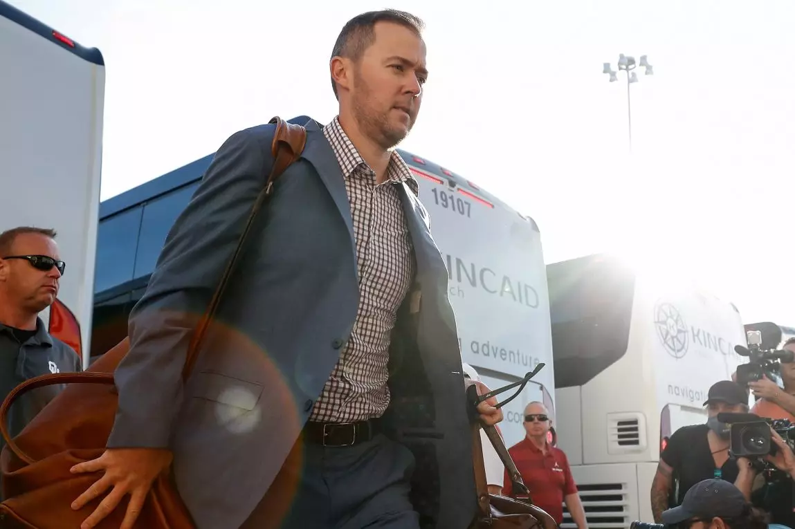 Päävalmentaja Lincoln Riley saapuu ennen vuoden 2021 AT&T Red River Showdownia