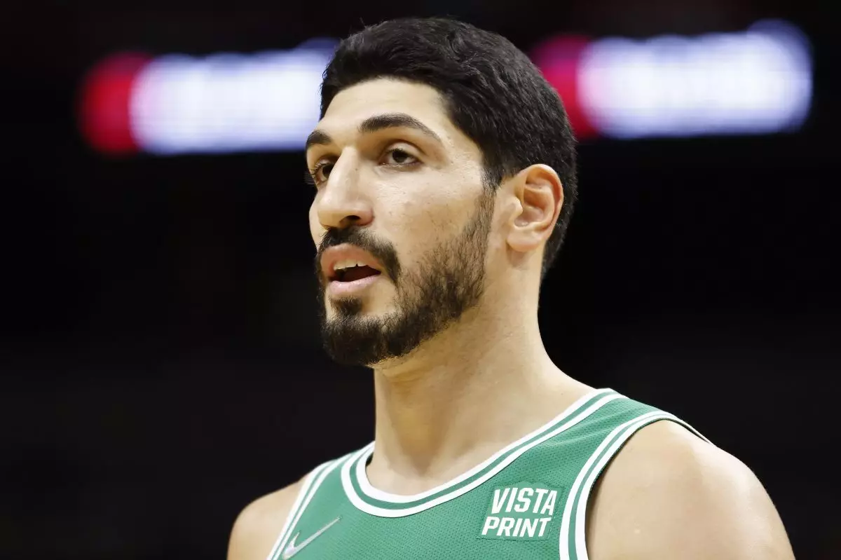 Enes Kanter dei Boston Celtics durante una partita di preseason contro i Miami Heat