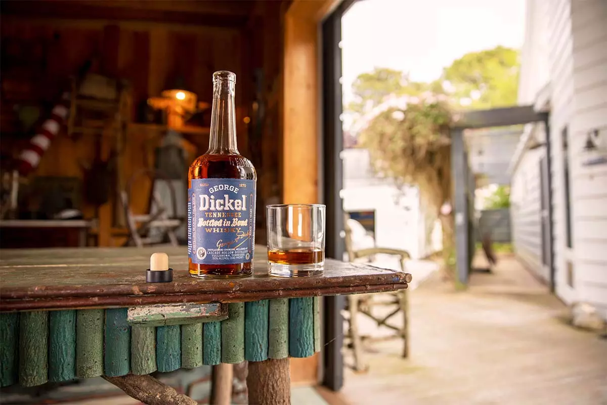 George Dickel i mBuidéal i mBanna