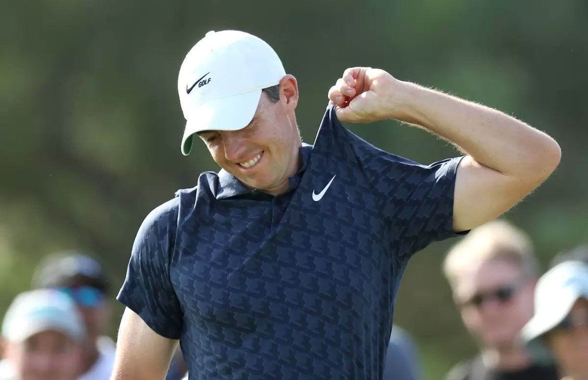 Rory McIlroy verscheurt zijn shirt na smelten bij Tour Championship