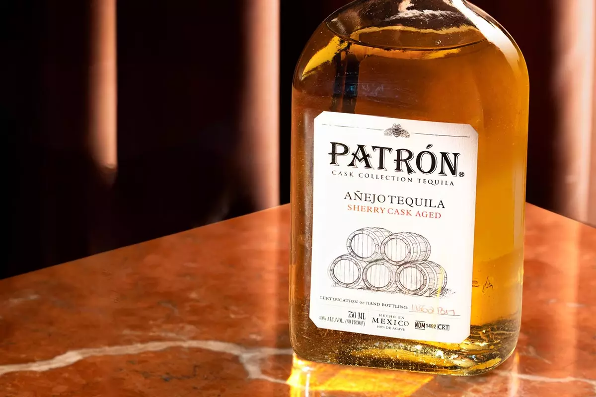 Ένα μπουκάλι Patrón Sherry Cask Añejo, μια νέα τάση παλαίωσης τεκίλα σε διαφορετικά βαρέλια