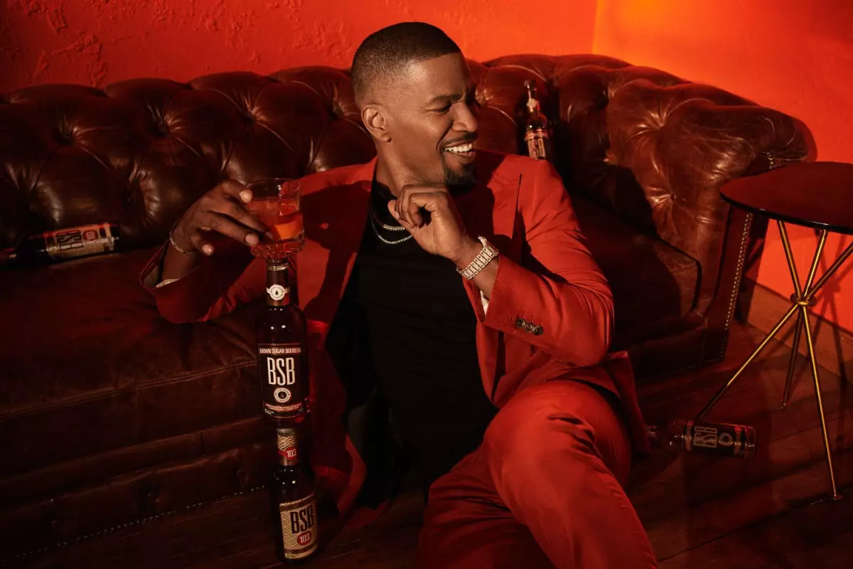 UJamie Foxx kunye nebhotile ye-BSB-Brown Sugar Bourbon, i-brand ye-whisky asanda kuyithenga