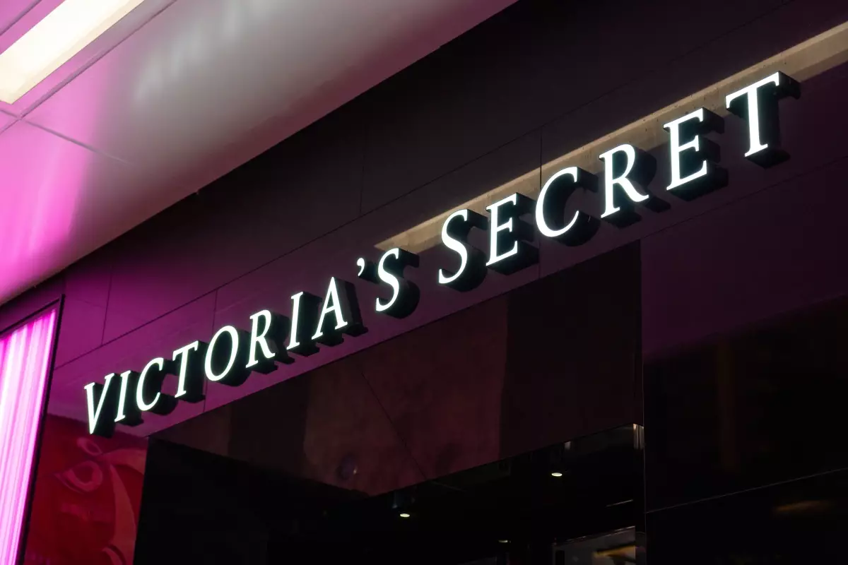 Victoria's Secret-in baş direktoru Les Wexner istefa verməyi və brendi satmağı düşünür