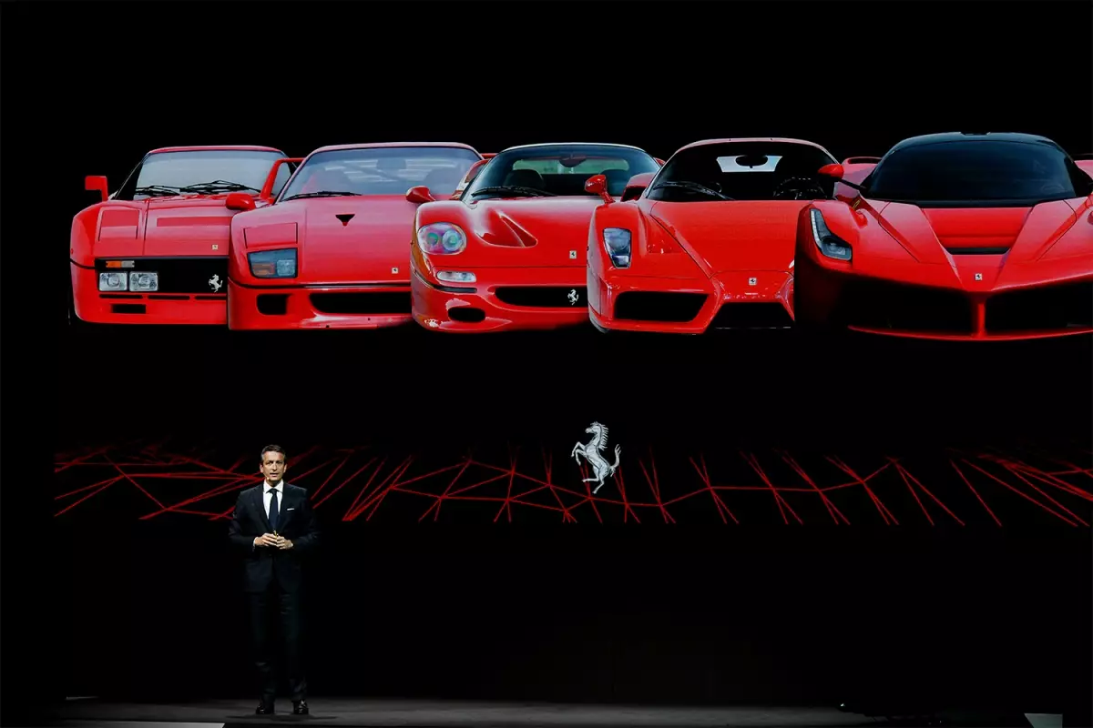 Enrico Galliera, marketingový a obchodný riaditeľ Ferrari, predstavuje plug-in hybrid SF90 Stradale