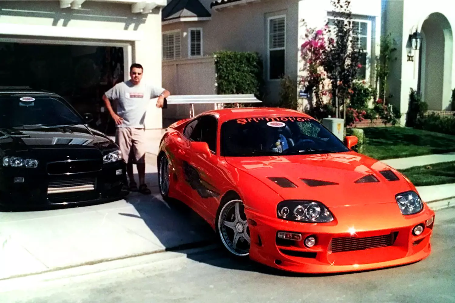 Craig Lieberman, cynghorydd technegol ar y ddwy ffilm Fast and Furious gyntaf, yn sefyll wrth ymyl ei Toyota Supra oren