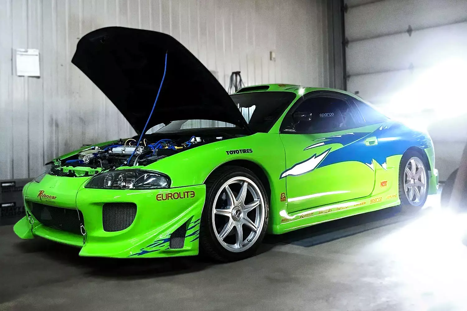 Bản sao của người lái xe Mitsubishi Eclipse Paul Walker 1995 màu xanh lục trong bộ phim Fast and Furious đầu tiên, chiếc này do Dominic Dubreuil chế tạo