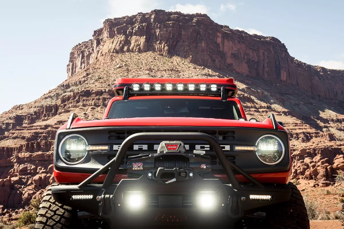 Ford Bronco kustom dibuat dengan 4 Suku Cadang Roda di Moab, Utah