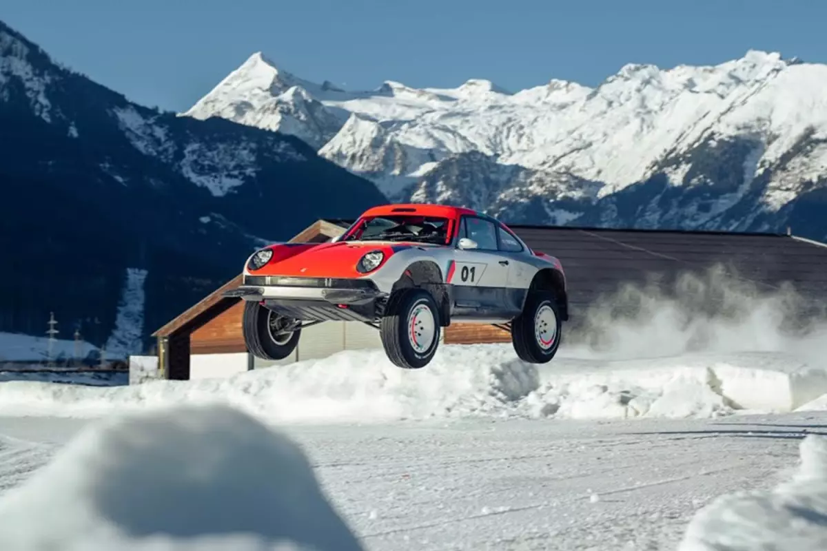 La Porsche fuoristrada ACS di Singer e Tuthill vestita con una livrea Yeti da GP Ice Race