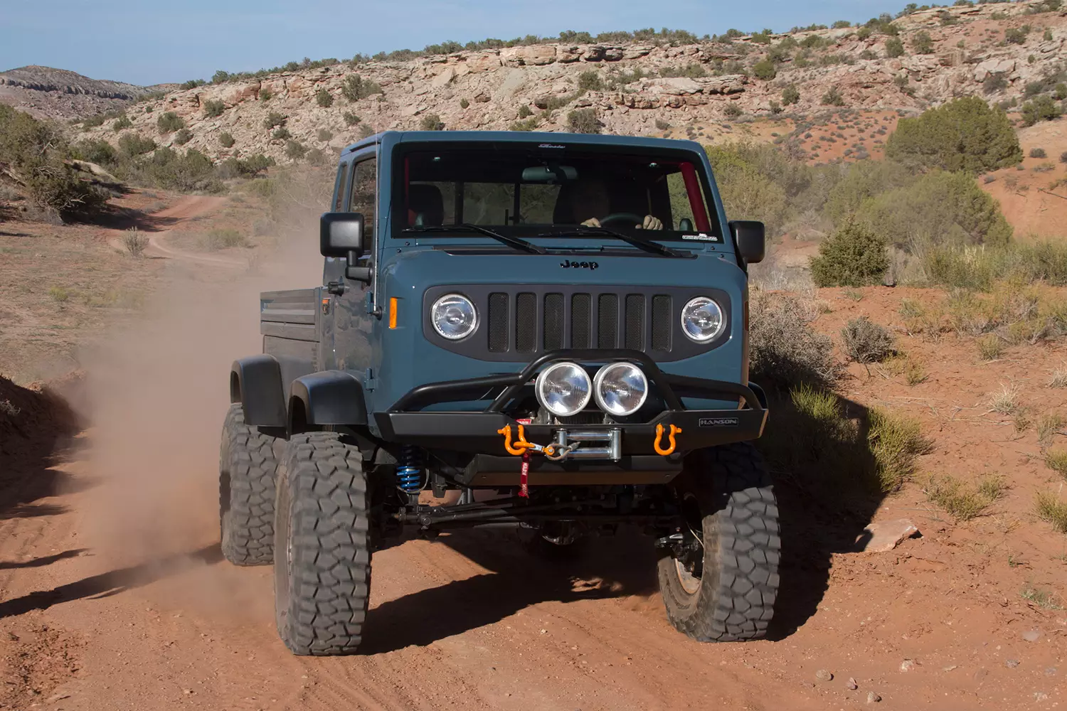 Il camioncino Jeep Mighty FC con cabina sopra il motore che guida a Moab