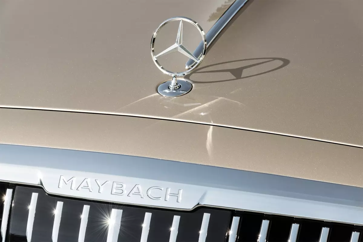 Ang pangalan ng Maybach at logo ng Mercedes-Benz sa bagong Mercedes-Maybach S-Class