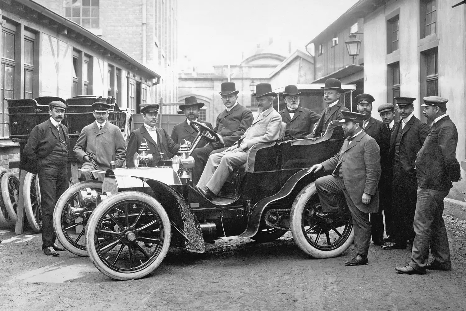 Eng schwaarz-wäiss Foto aus dem Joer 1903 vum Wilhelm Maybach an dem Adolf Daimler