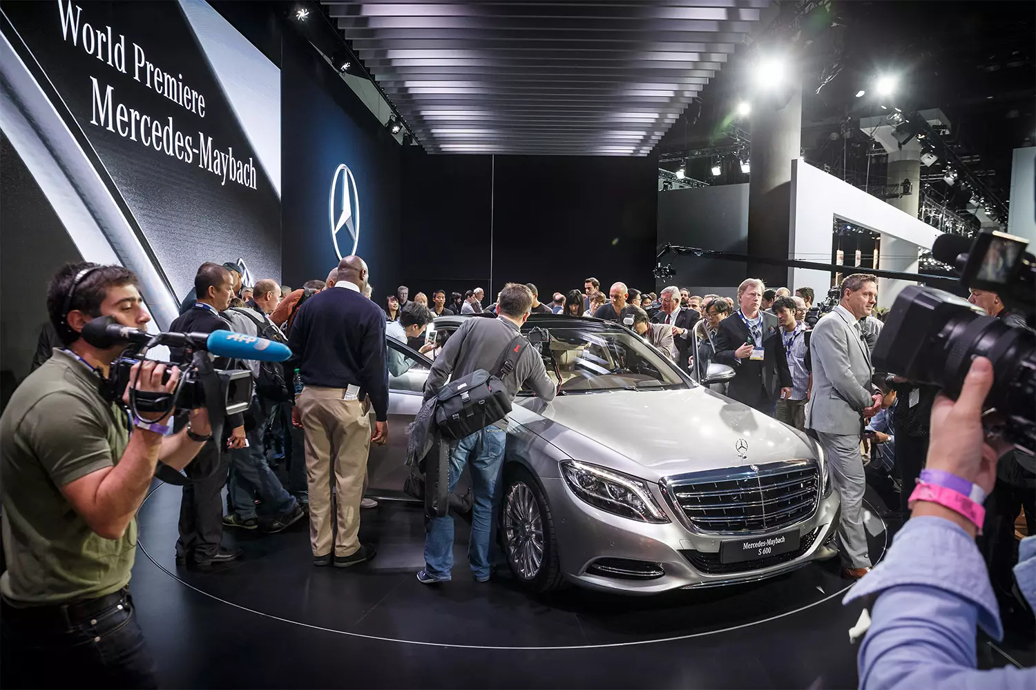 Pindutin ang kuyog ang Mercedes-Maybach S 600 sa Los Angeles Auto Show noong 2014