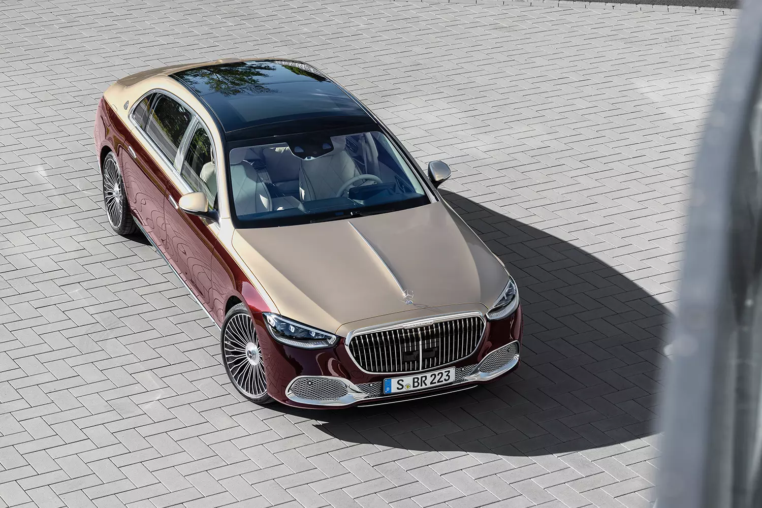 Den nya nya Mercedes-Maybach S-Klass bil skjuten från ovan