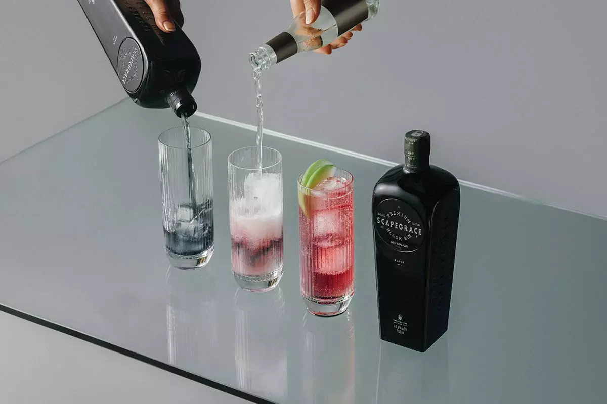Scapegrace Black Gin, pur gegossen und in einem Cocktail, wo er seine Farbe ändert
