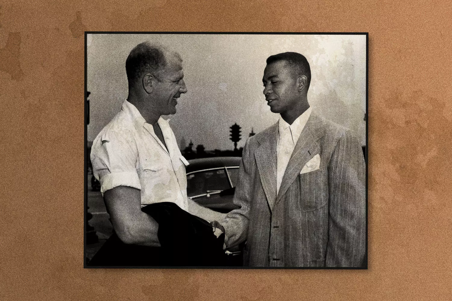 Doby stringe la mano al suo nuovo capo, il presidente Bill Veeck dei Cleveland Indians, dopo essere arrivato a Chicago