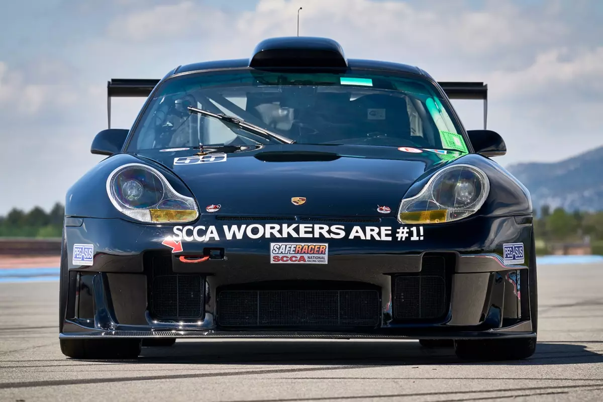 Передняя часть Porsche 996 Turbo SCCA Скотта Такера 2001 года выпуска.