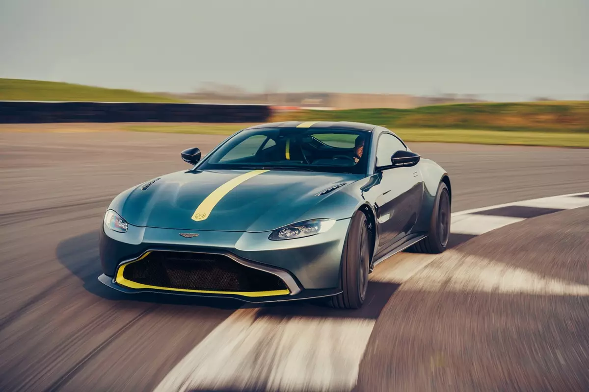 L'Aston Martin, una volta difensore del cambio, rinuncia al cambio manuale