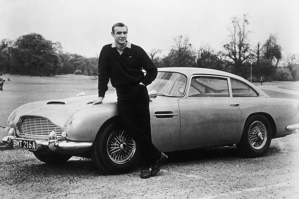 James Bondi armusuhte lühilugu Aston Martiniga