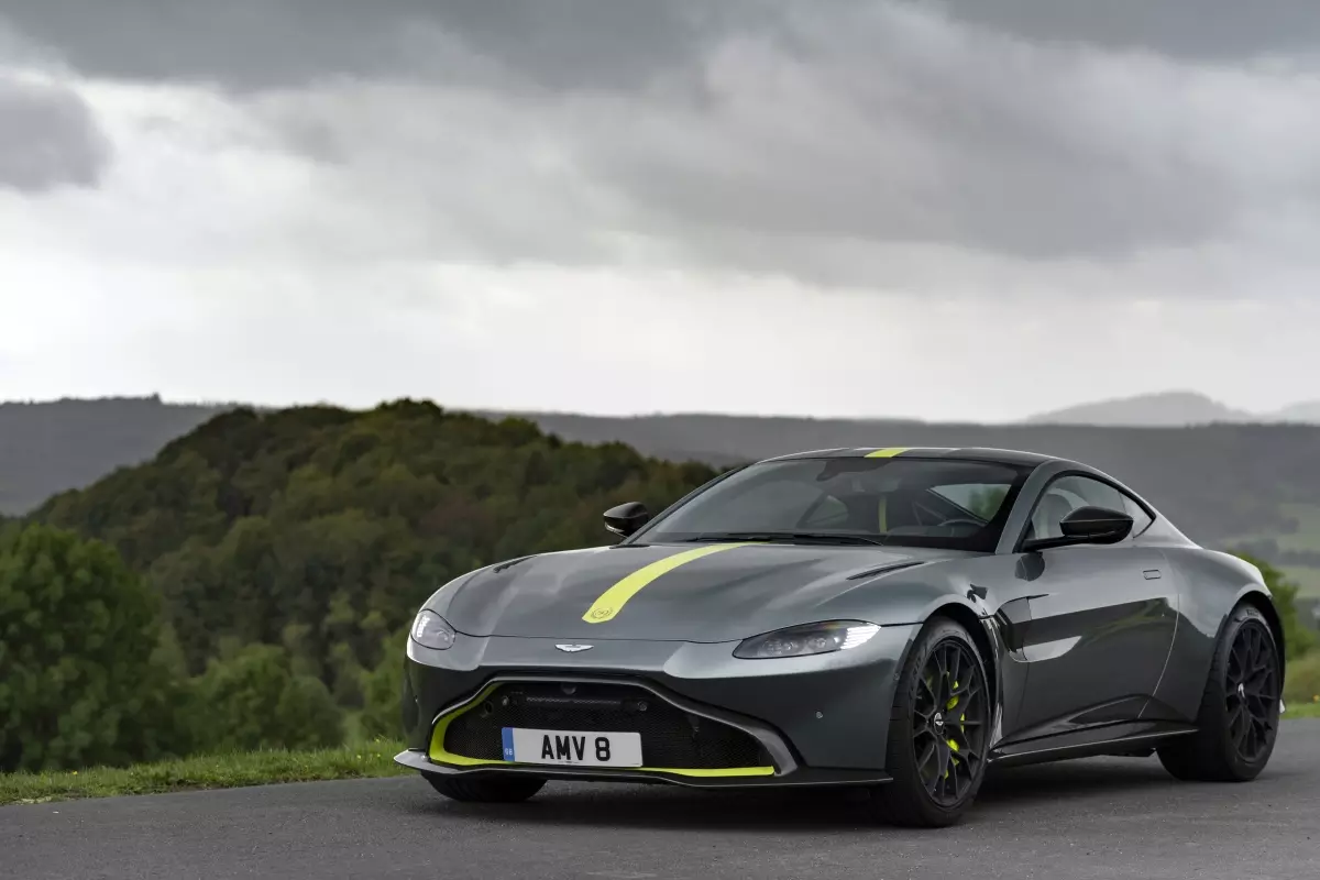 بررسی کتابچه راهنمای Aston Martin Vantage AMR 2020