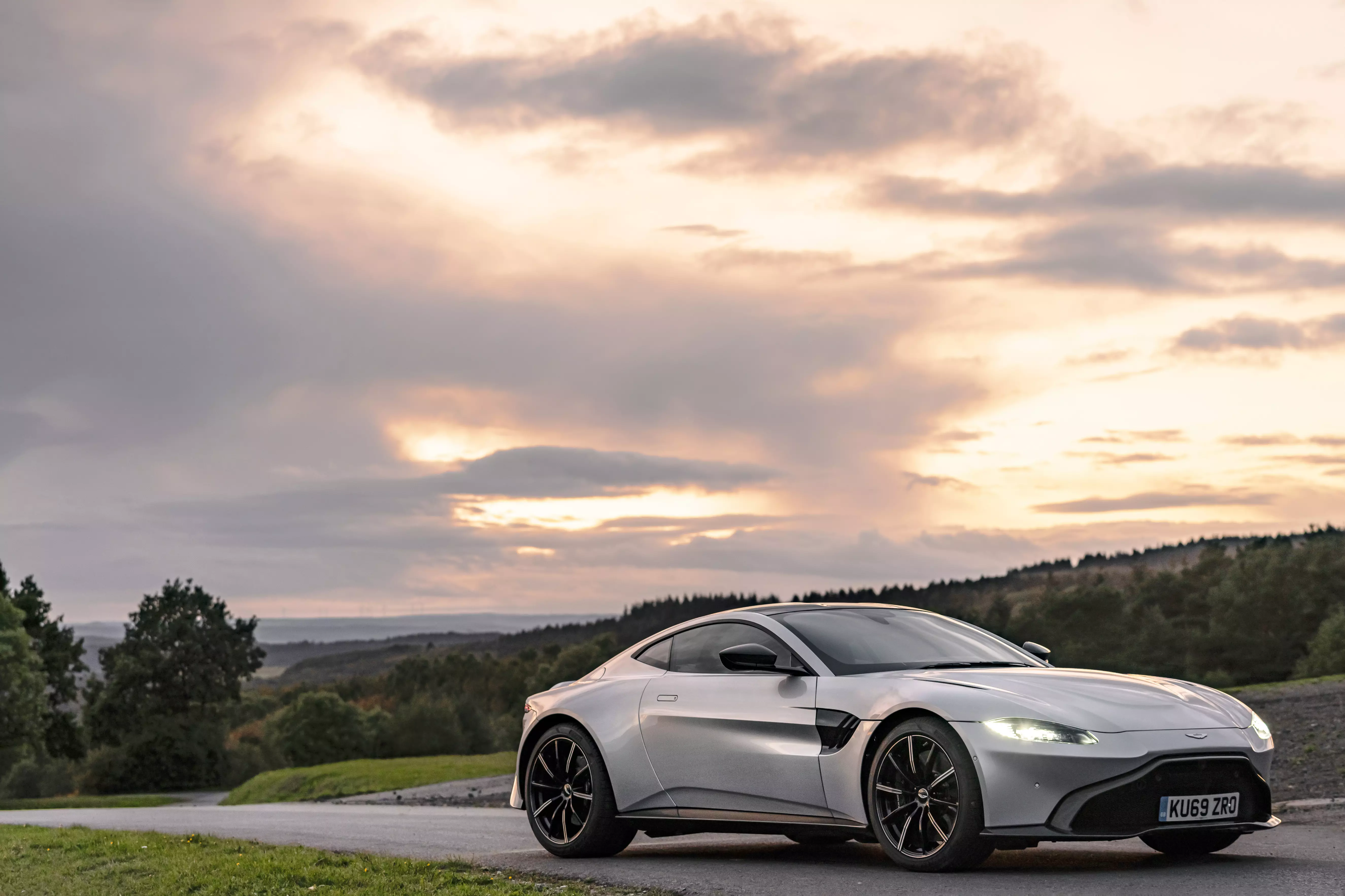 Apžvalga: „Aston Martin“ naujasis „Vantage“ yra vienas iš paskutinių tikrų mechaninių superautomobilių 1219_2