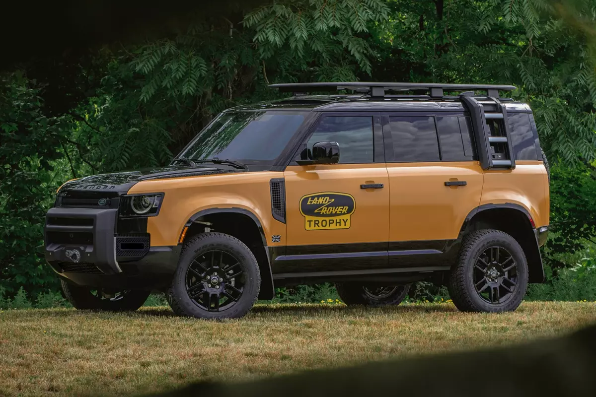 Yeni 2022 Land Rover Defender Trophy Edition, yolsuzluq Trophy Yarışmasında iştirak edən məhdud sayda SUV.