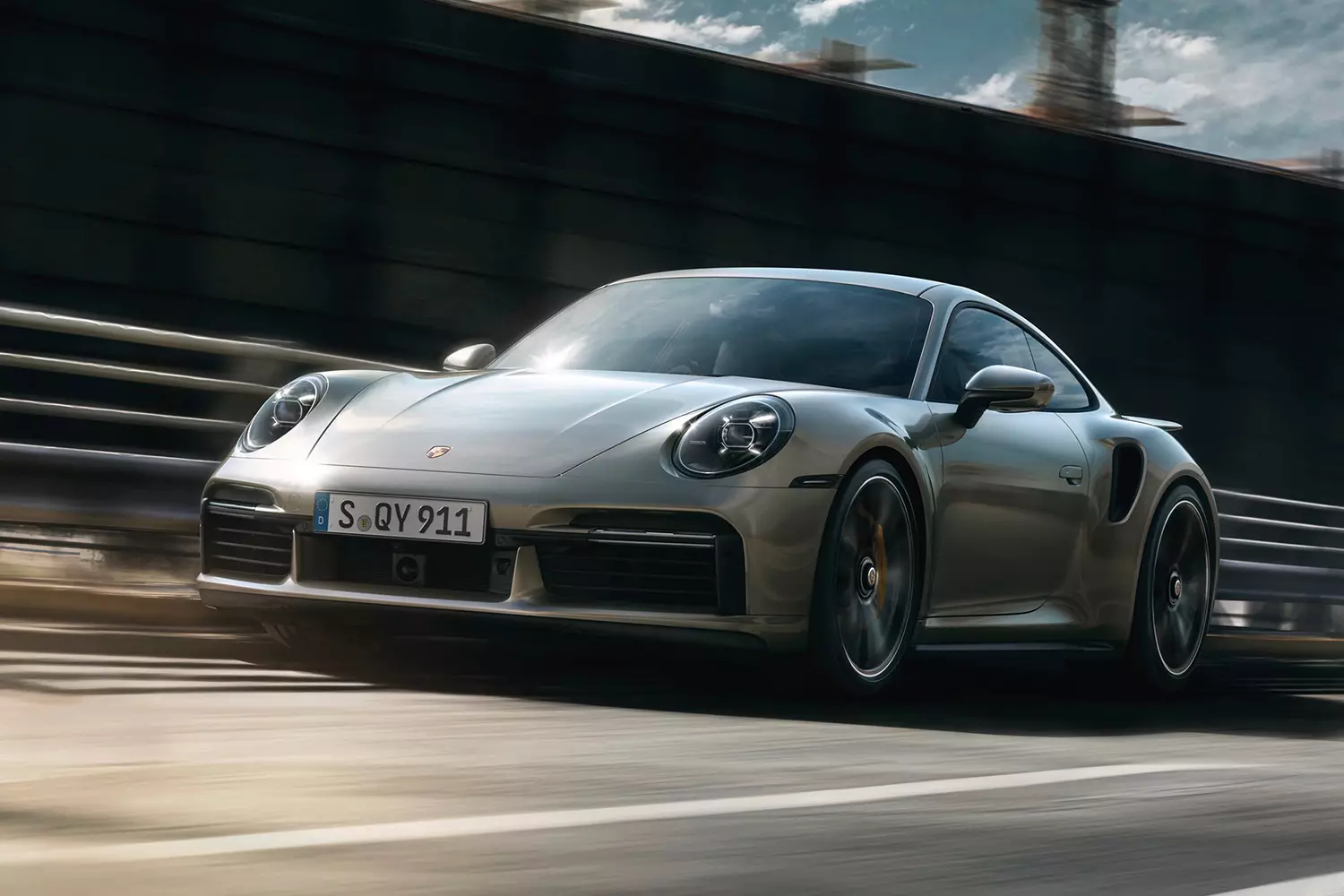 Porsche coupé conduint per l'autopista