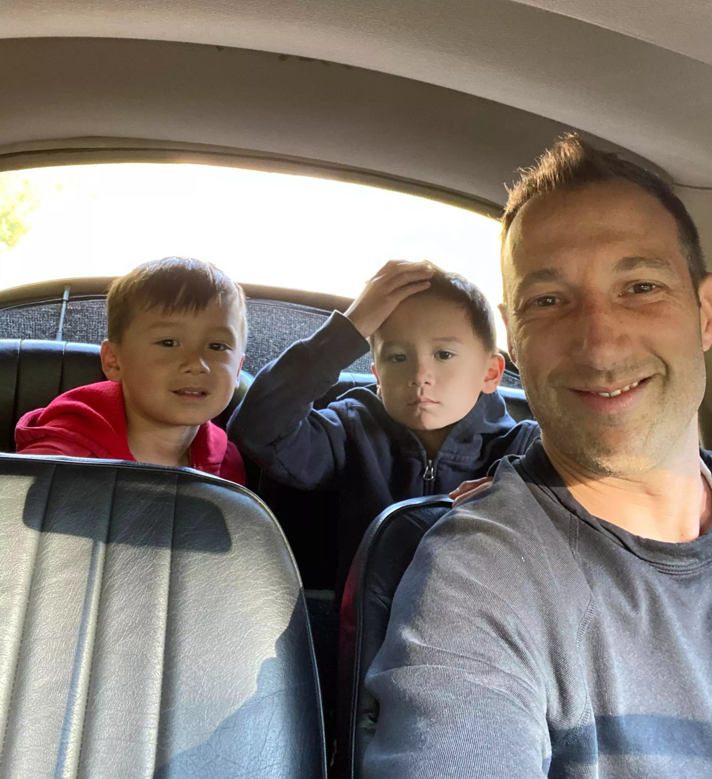 Tiến sĩ Evan Goldstein và hai đứa con của ông
