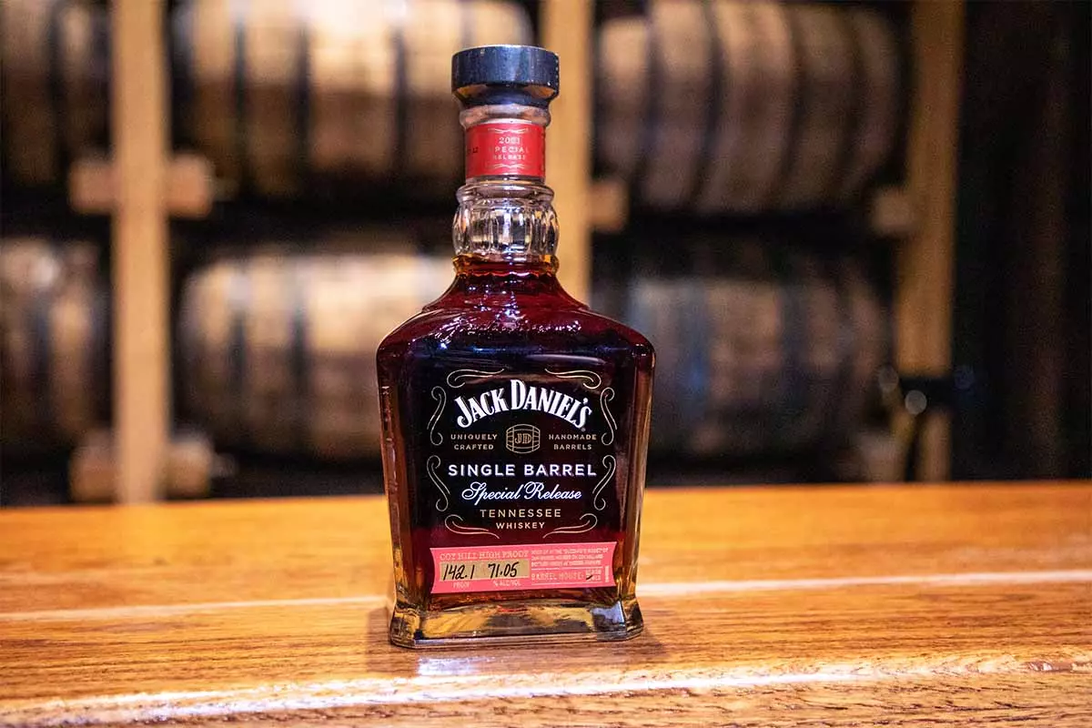 Láhev nového Jack Daniel's 2021 Single Barrel Special Release Coy Hill High Proof, sedící na stole