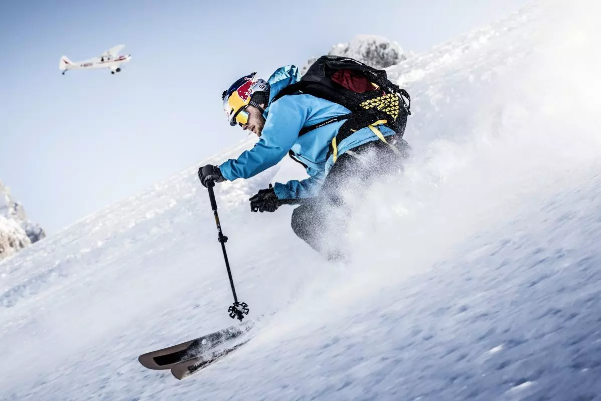 地球上で2番目に高い山をスキーで下る方法