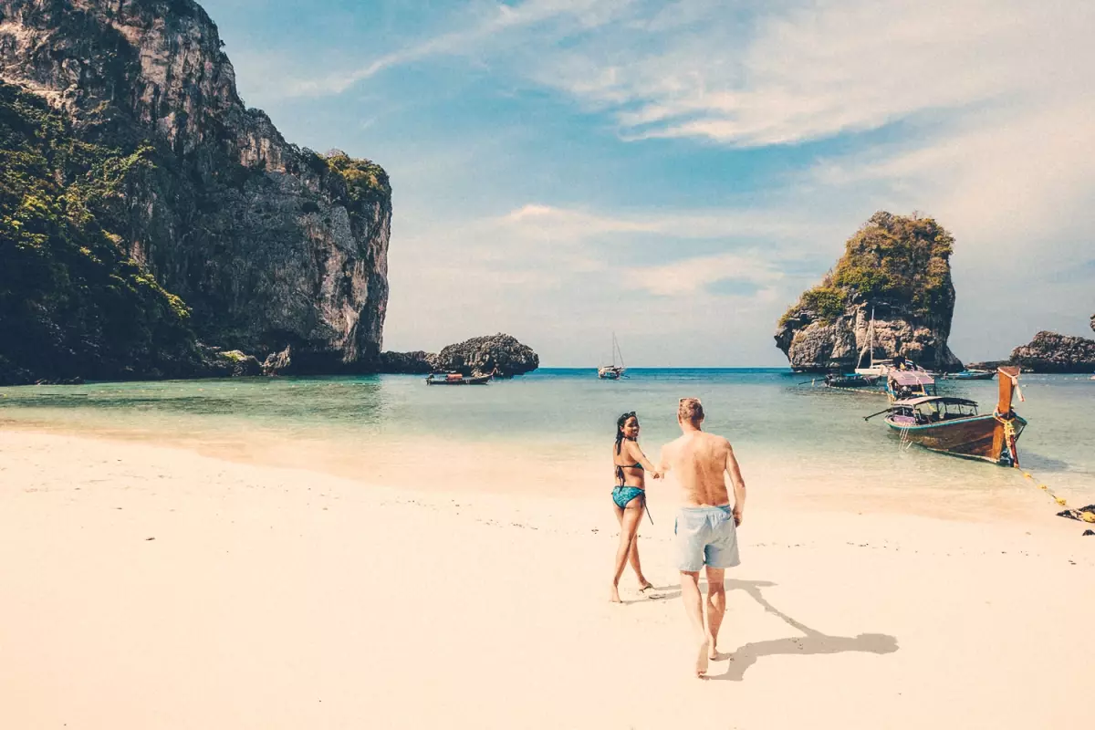 un hombre y una mujer en la playa