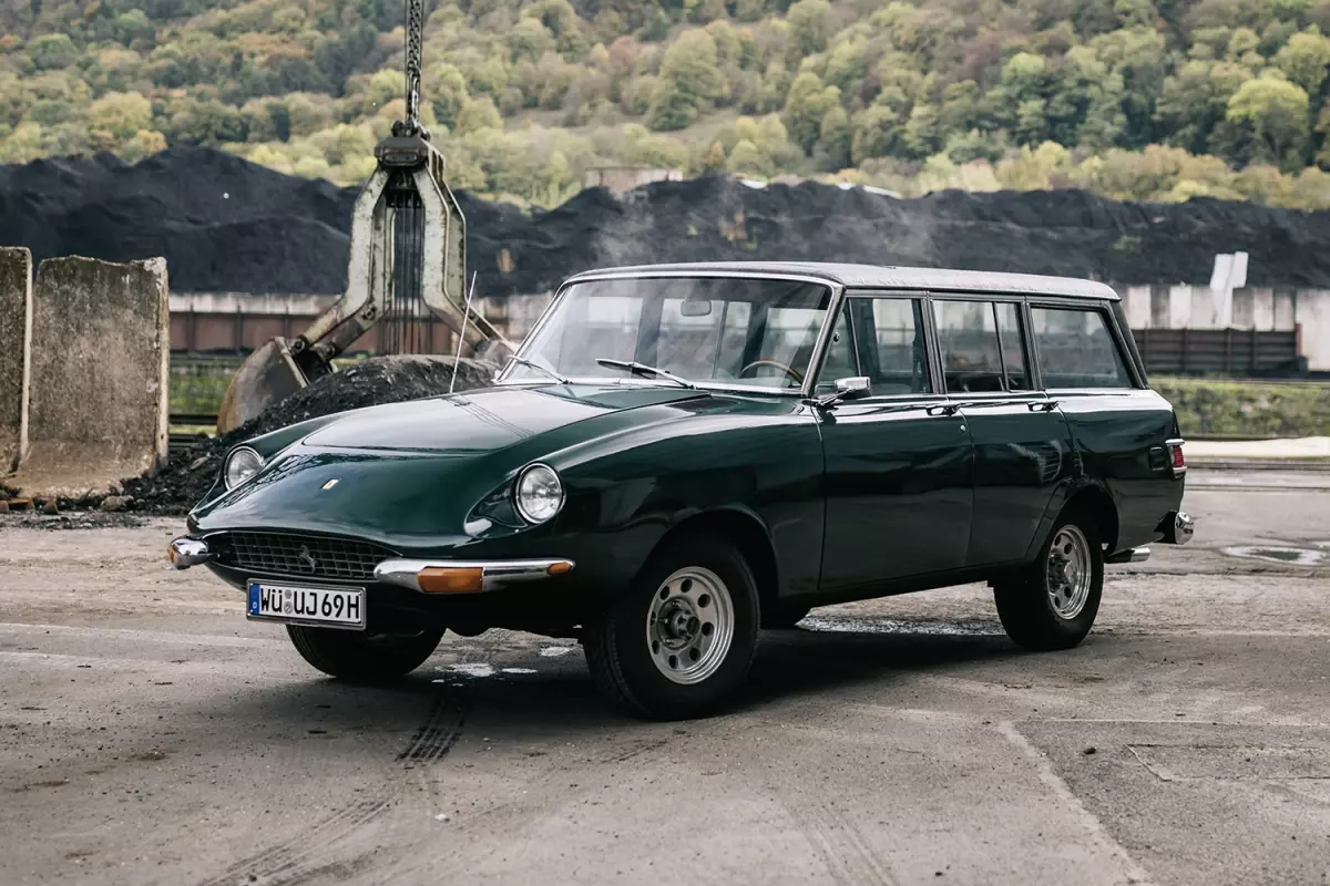 An Jerrari glas, atá ina leath Ferrari 365 GT+2, leath 1969 Jeep Wagoneer