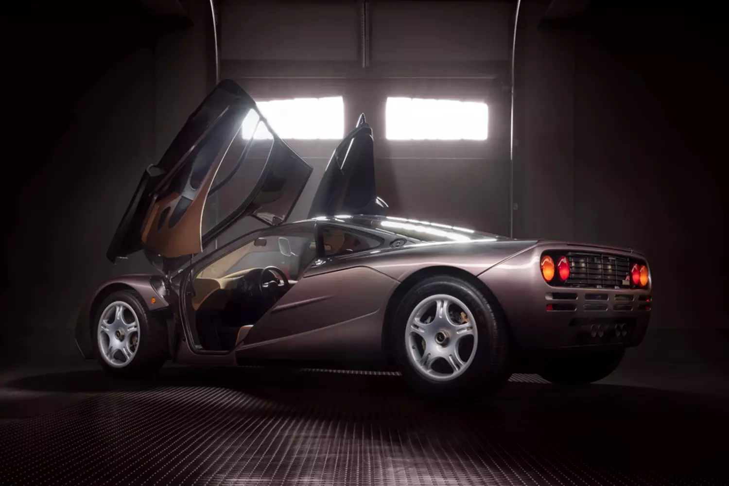 ประตูปีกผีเสื้อเปิดบน 1995 McLaren F1 แชสซี 029 ใน Creighton Brown