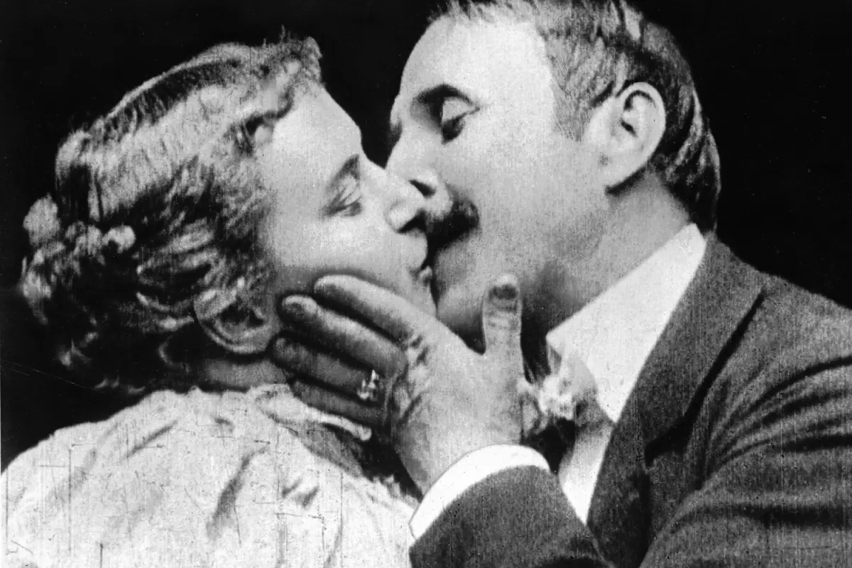 May Irwin eta John C Rice Broadwayko 'The Kiss' antzezlaneko protagonistak, antzezlanaren musu-eszena ospetsua birsortzen dute Edison konpainiaren kameretarako.