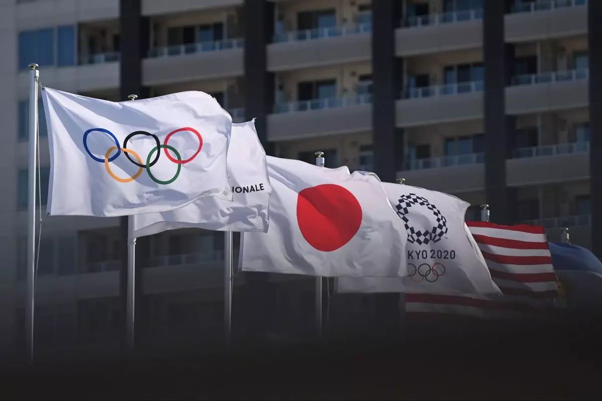 Bnadar Olimpiċi biċ-ċrieki Olimpiċi u l-logo tal-Olimpjadi ta’ Tokjo, kif ukoll bnadar Ġappuniżi u Amerikani, jittellgħu fuq l-arbli tal-bandiera