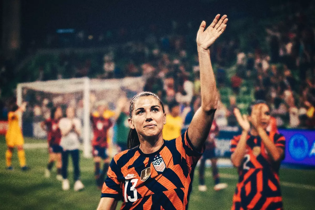 Alex Morgan wa USWNT akiwapungia mkono umati wakati wa mchezo kati ya Nigeria na USWNT kwenye Uwanja wa Q2 mnamo Juni 16, 2021 huko Austin, Texas.