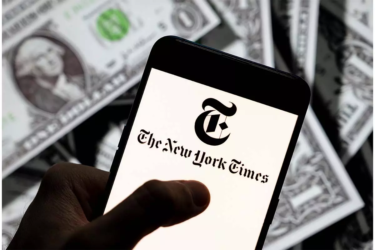 या फोटो चित्रात अमेरिकन वृत्तपत्र The New York Times (NYT) चा लोगो पार्श्वभूमीत USD (युनायटेड स्टेट्स डॉलर) चलनासह स्मार्टफोनवर प्रदर्शित झालेला दिसत आहे. FTC ने नुकतेच सदस्‍यत्‍व ऑफर करण्‍याच्‍या ठिकाणांसाठी, जसे की, सदस्‍यांना सहजपणे रद्द होण्‍यापासून रोखण्‍यासाठी कठिण केले आहे.