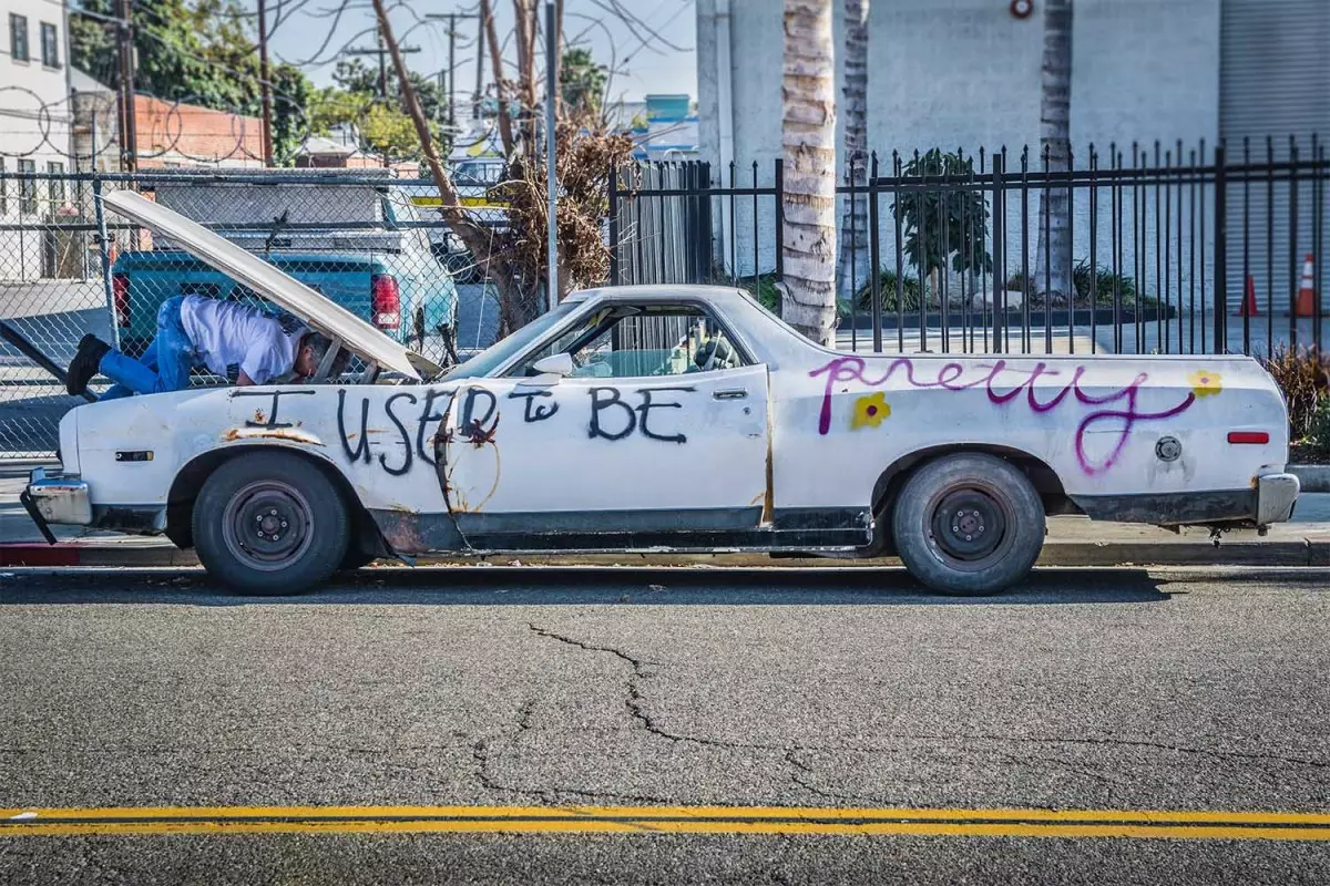 Isang used car na may spray paint na may nakasulat