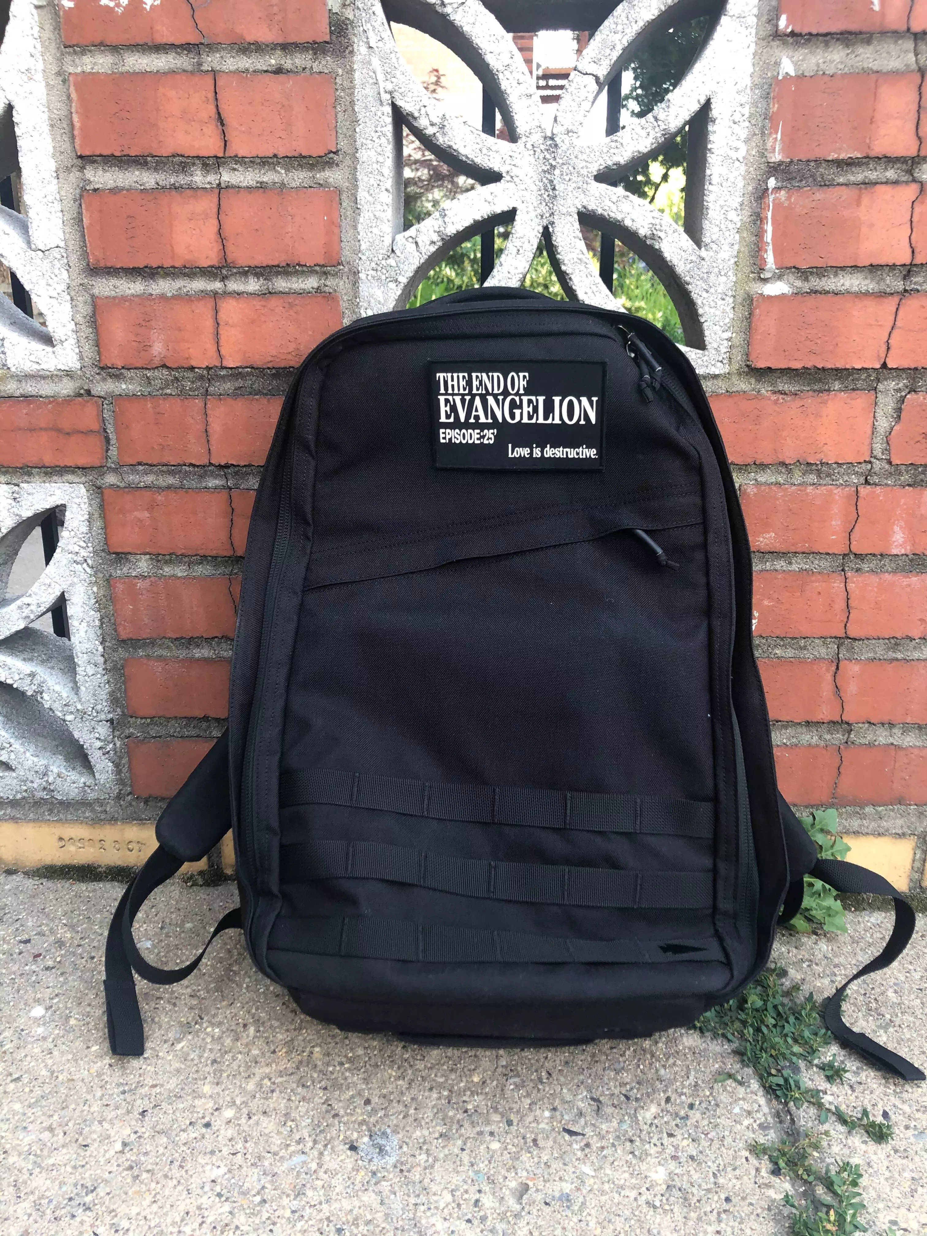 GoRuck GR1 ekriven an. Genyen yon plas velcro militè-style pou ou ajoute nenpòt plak ou vle nan do a.