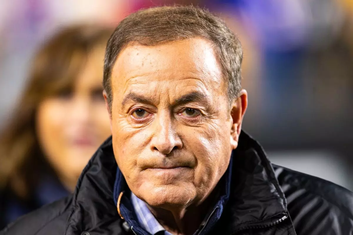 Komentator sportowy NBC Al Michaels na meczu NFL