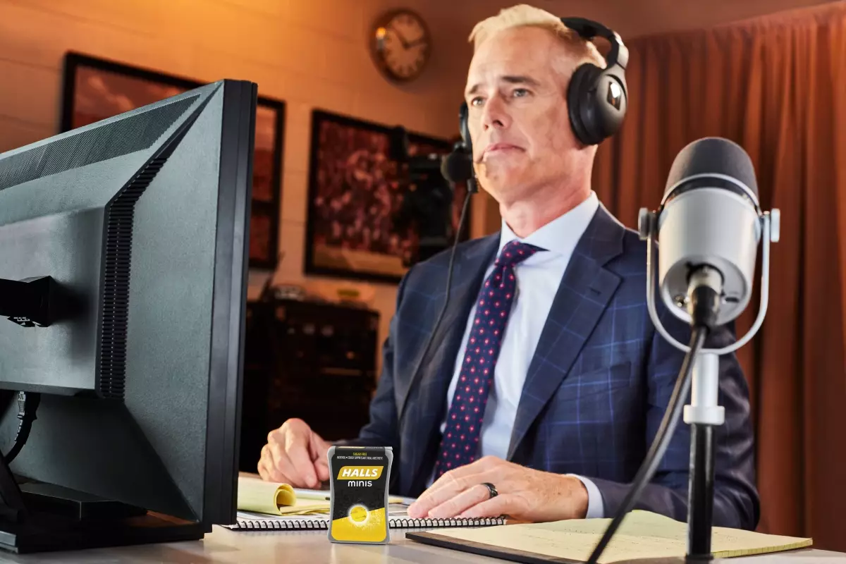 How Joe Buck Survives Being the Voice of Busiest Month in Sports