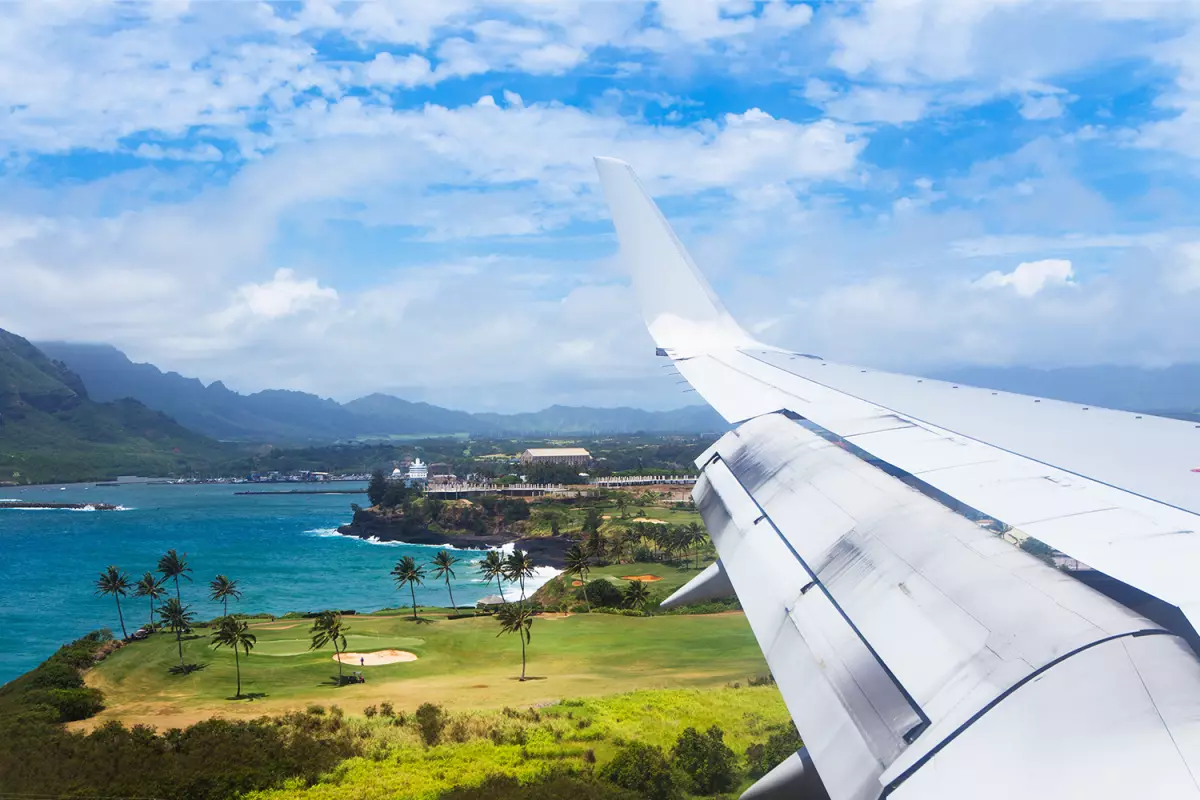 Lub dav hlau ya mus rau hauv tshav dav hlau Lihue ntawm Kauai