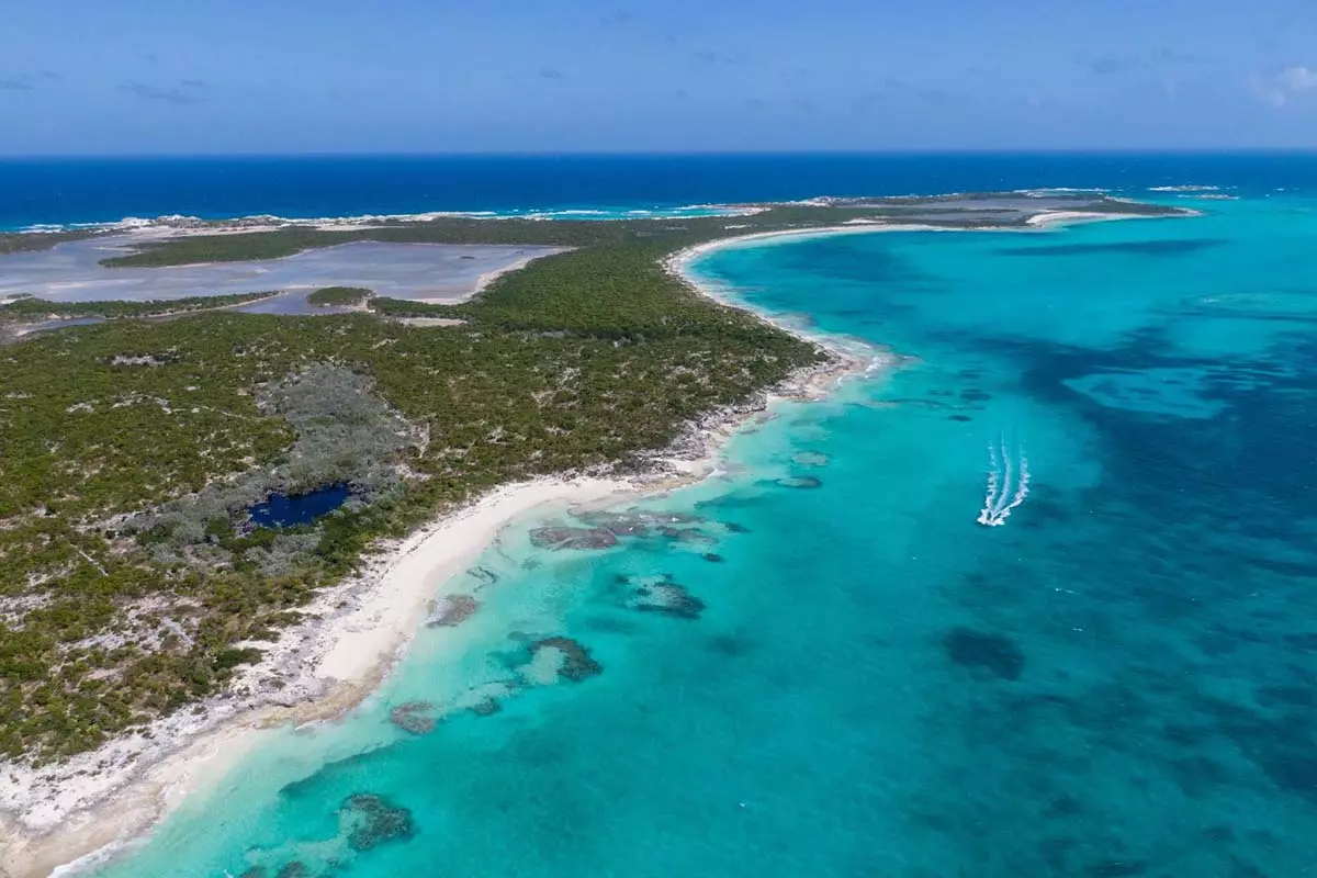 O se tasi o motu pito i tele i le Bahamas o loʻo faʻatau atu