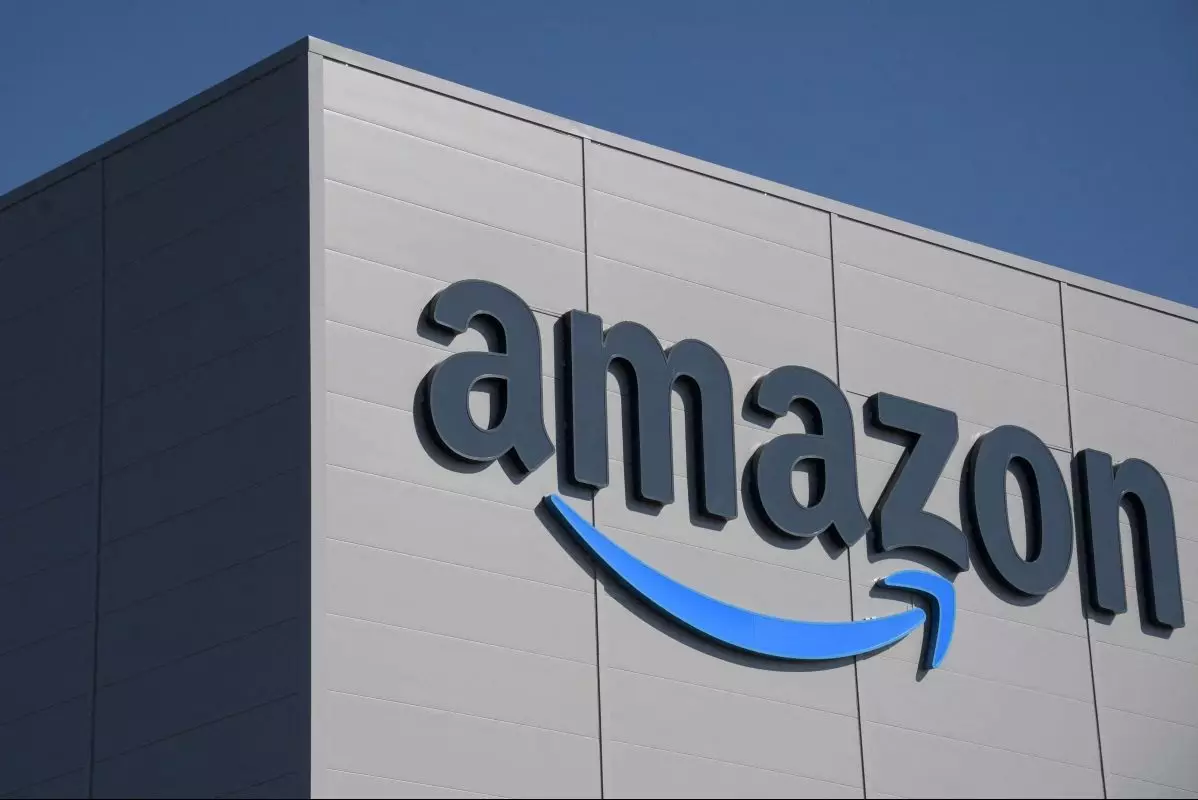 Milžiniškas „Amazon“ logotipas naujo platinimo centro Prancūzijoje šone