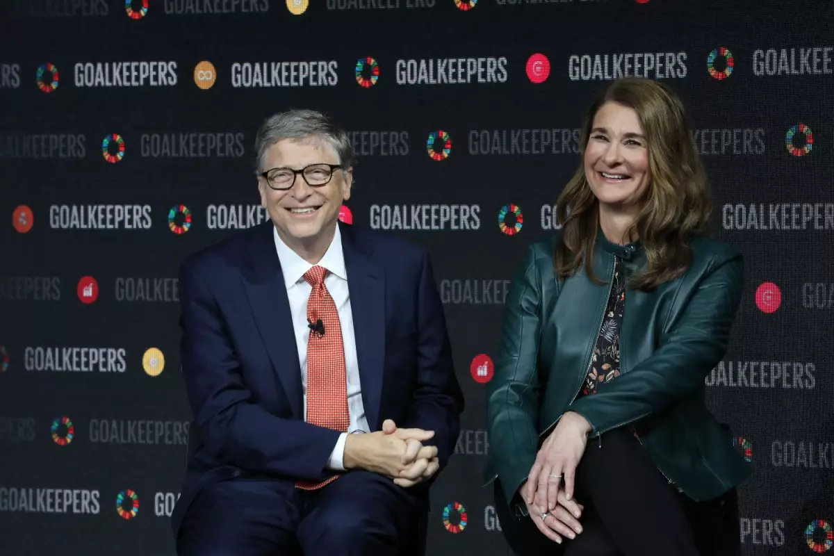 Bill e Melinda Gates sentados sorrindo lado a lado durante o evento Goalkeepers no Lincoln Center